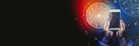 여성의 손은 별이 빛나는 하늘에 익숙한 조디악과 전화와 점성술 원을 들고있다 별자리에 대한 모바일 앱 배너 복사 공간 점성술에