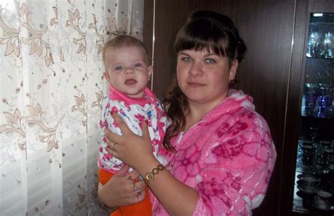 Таня ніколи не бачила батьків і все життя жила з бабусею А одного разу на порозі їхнього