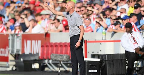 Ten Hag thử thách các ngôi sao MU trước mùa giải mới