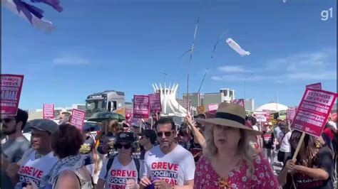 Vídeo Servidores De Universidades E Institutos Federais Protestam Em