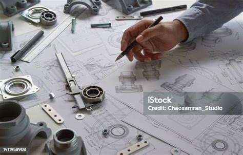 기계 도면을 설계하는 엔지니어 기술자â 부품 엔지니어링 엔진 제조 공장 산업 산업 작업 프로젝트 청사진 측정 베어링 캘리퍼 도구 개발에 대한 스톡 사진 및 기타 이미지