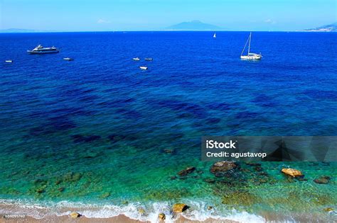 Capri 플라주 보트 Yatch 블루 메디터레니언 바다빛 로시니의 아말피 코스트 바다에 대한 스톡 사진 및 기타 이미지
