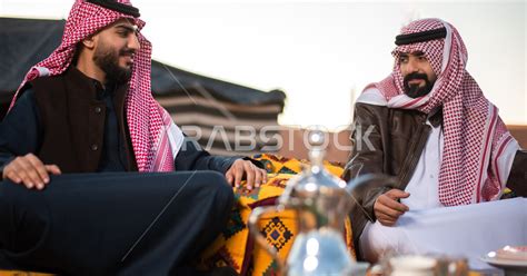 شابان عربيان خليجيان سعوديان يستمتعان برحلة تخييم برية في صحراء