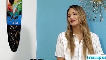 La rubia tetona va a la casa de su nuevo vecino y le da un masaje gratis Después de eso se