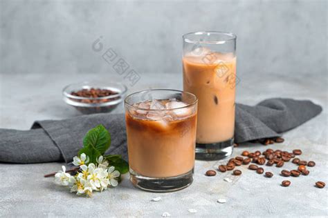 在灰色的背景上用两杯冰镇咖啡侧视图是水平图片 包图网企业站
