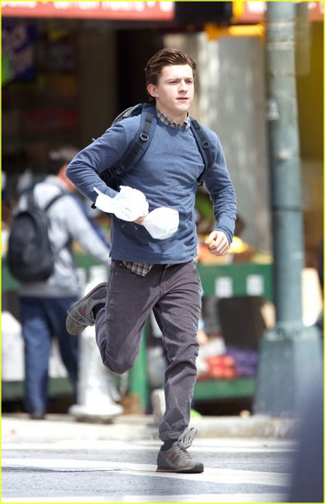 Photo Tom Holland Suits Up On The Set Of Spider Man Homecoming 07