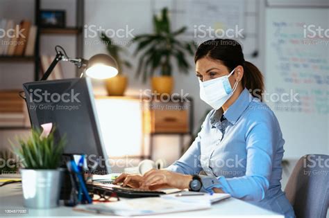 사무실에서 더블 페이스 마스크를 착용하는 중성인 사업가 30 39세에 대한 스톡 사진 및 기타 이미지 30 39세 35