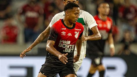 Atacante Isaac Pede Desculpas à Torcida Do Athletico Seguir Firme