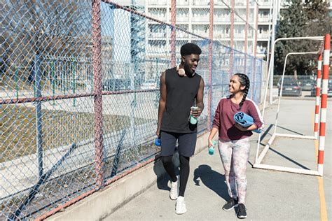 아프리카 계 미국인 젊은 남자와 그의 여자 친구 가기 에 운동 아웃아웃 20 24세에 대한 스톡 사진 및 기타 이미지 20