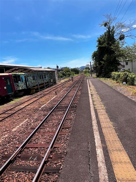バス降りて、1車両🚃の電車に乗り継ぎ。 時刻表すらない。。どっちに向かうのかも分からず車掌風の人に聞く。 時速10キロくらいのノロノロ運転