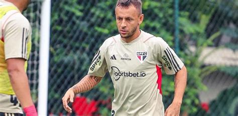 Rafinha retorna ao time titular do São Paulo em partida decisiva