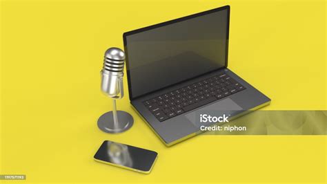 팟 캐스트 콘텐츠에 대한 노란색 배경 3d 렌더링에 빈티지 마이크 노트북과 스마트 폰 0명에 대한 스톡 사진 및 기타 이미지 0명 3차원 형태 금속 Istock