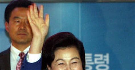 김윤옥씨는 대통령 부인 수업 집중