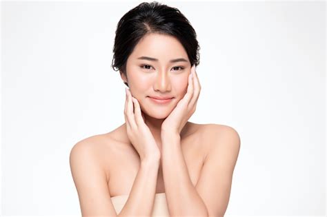 초상화 아름 다운 젊은 아시아 여자 깨끗 한 신선한 맨 피부 개념입니다 아시아 소녀 아름다움 얼굴 스킨 케어 및 건강 웰빙 얼굴 치료 완벽한 피부 자연 메이크업 흰색 배경에