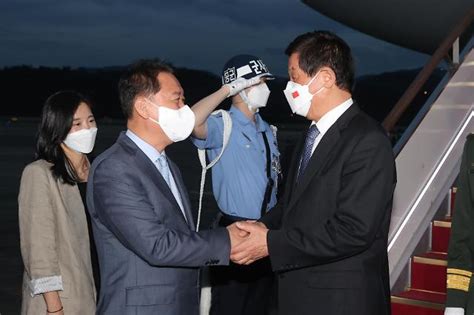 포토 이광재 국회 사무총장 리잔수 전인대 상무위원장 영접 아주경제