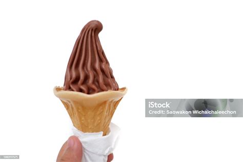 흰색 고립 된 배경에 부드러운 초콜릿 아이스크림콘을 들고 있는 여성 손 갈색에 대한 스톡 사진 및 기타 이미지 갈색 귀여운 냉동된 Istock