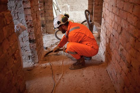 수축 현장 작업자는 철거 작업 후 특수 진공 청소기로 콘크리트 바닥을 청소합니다 가사 집안일에 대한 스톡 사진 및 기타 이미지 가사 집안일 건설 산업 건설 현장