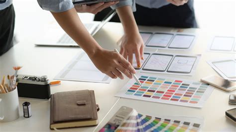 현대 사무실 방에서 디지털 태블릿을 사용하여 스마트 폰 응용 프로그램 프로젝트에 종사하는 젊은 Ux 디자이너 팀의 자른 샷 개념에 대한 스톡 사진 및 기타 이미지 Istock