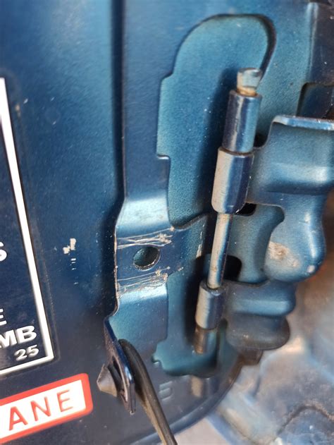 Уплотнитель капота и клипса лючка бензобака — Mitsubishi Lancer IX, 1,6 ...