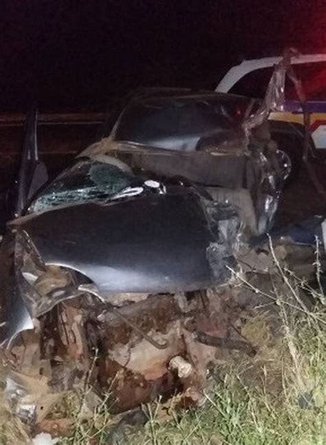 Homem e duas crianças morrem em acidente carro e micro ônibus em MG