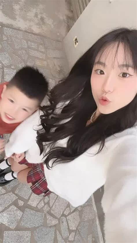 每次帶我弟出門 就會感受到有些路人的眼神：年輕媽媽😯 我21歲 弟弟5歲 如果我未成年懷孕就生得出他了👶🏻🤣
