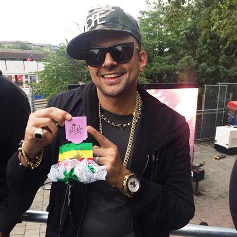 Sean Paul Vibing With Pum Pum Gyals At Nottinghill Press