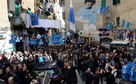 Napoli Folla Al Murales Di Maradona La Ragione