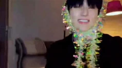 هوانگ‌مین‌هیون تو لایو ویورسش با اهنگ Super Shy از Newjeans بخاطر تولدش