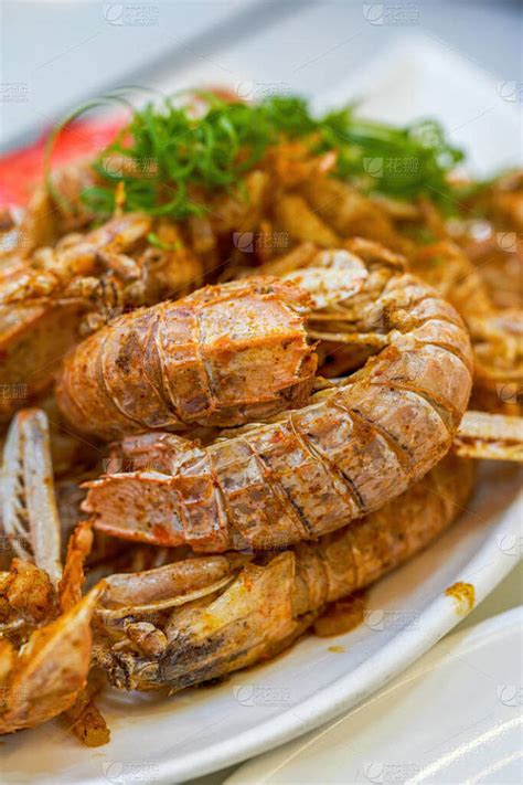 一份用盐和胡椒做的美味虾仁炒菜
