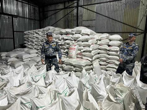 नवलपरासीमा अवैध गोदाममा प्रहरीको छापा दुई हजार बोरा चिनी र केराउ बरामद