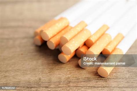 클리핑 경로가있는 흰색 배경에 고립 된 담배 필터 튜브가있는 종이에 담배를 굴리고 금연 개념 0명에 대한 스톡 사진 및 기타 이미지 Istock