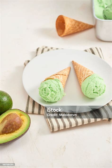 흰색 바탕에 Wafle 콘에 녹색 아보카도 아이스크림 스푼 공간 복사 0명에 대한 스톡 사진 및 기타 이미지 0명 건강한