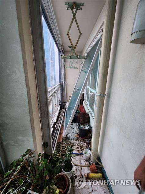 강풍에 발코니 유리 고정 연합뉴스