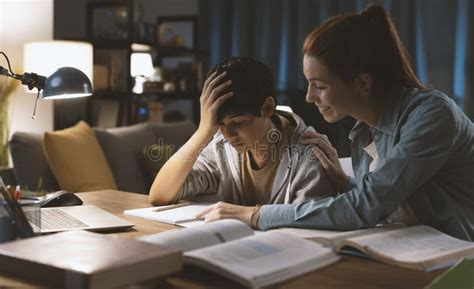 Hermano De Ayuda De La Hermana A Escribir La Preparación Foto De