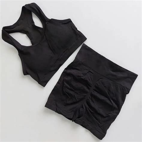 بهترین ست ورزشی زنانه نیم‌تنه و شورتک