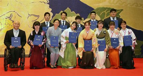 ＜日体大卒業式＞理事長賞を受賞した（前列左から）赤石竜我、友野有理、永田花菜、阿部詩、入江聖奈、宮道りん、橋田舞子、工藤恭子、（後列左から