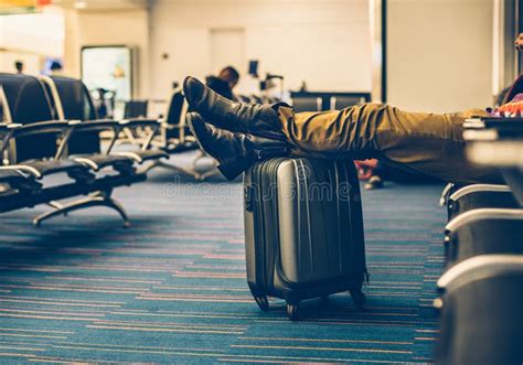 Retraso Del Vuelo Pasajeros De La Gente Que Esperan En Aeropuerto Imagen De Archivo Imagen De