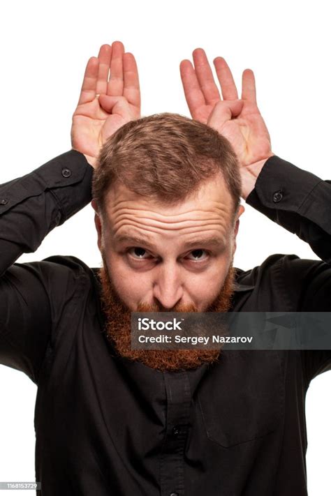 흰색 배경에 고립 된 카메라에 얼굴을 만드는 검은 셔츠를 입은 젊고 통통한 빨간 머리의 남자의 초상화 검은색에 대한 스톡 사진 및 기타 이미지 Istock