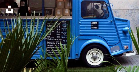 낮에는 녹색 식물 옆에 주차 된 파란색과 흰색 밴 사진 Unsplash의 무료 커피 잭업 이미지
