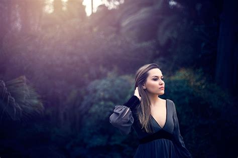 배경 화면 햇빛 야외 여성 여자들 모델 초상화 멀리보고 사진술 푸른 아름다움 어둠 컴퓨터 벽지 인물 사진 사진 촬영 2048x1365