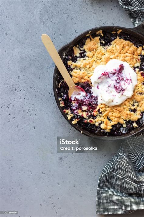 주철 팬에 바닐라 아이스크림을 곁들인 블랙 커런트 크럼블 건강한 음식 개념 회색 돌 배경입니다 맨 위 보기 공간을 복사합니다 건강한 생활방식에 대한 스톡 사진 및 기타