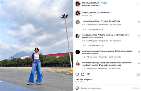 Ángela Aguilar posee la fórmula ideal para combinar jeans acampanados de la forma más chic
