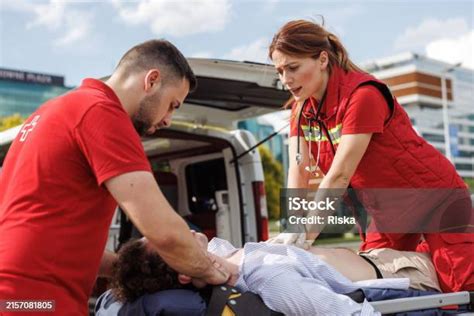 야외에서 환자에게 응급 의료 서비스를 제공하는 구급대원 뇌졸중에 대한 스톡 사진 및 기타 이미지 뇌졸중 심폐소생술 응급 처치 Istock