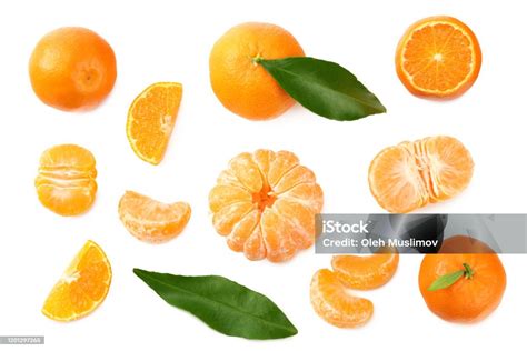 흰색 배경에 고립 된 슬라이스와 녹색 잎만다린 맨 위 보기 감귤에 대한 스톡 사진 및 기타 이미지 감귤 감귤류 과일 건강한 식생활 Istock