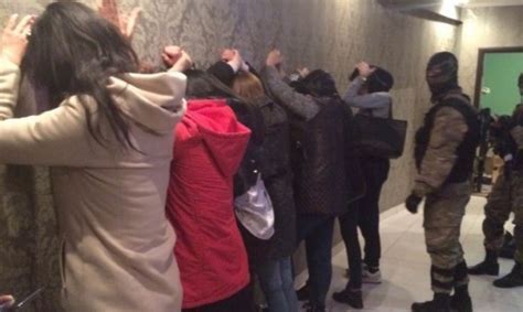 Девушки в караоке обслуживали иностранцев и делились на «чай и «кофе — судебный приговор