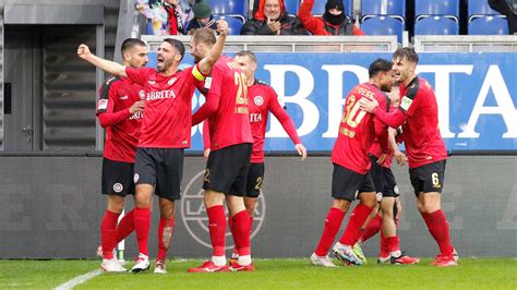 Rückkehrer Prtajin köpft SV Wehen Wiesbaden zum Sieg gegen Rostock Hansa Rostock Fans