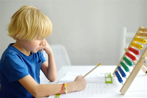Leerling Die Thuis Huiswerk Maakt Het Kind Dat Leert Om Te Tellen Lost