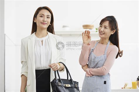 妈妈和准备出门的女儿再见高清图片下载 正版图片502165947 摄图网