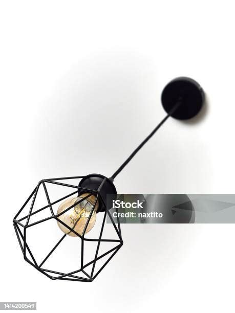 기하학적 및 삼각형 패턴이있는 검은 색과 금속 천장 램프 가정 장식 장비를위한 고립되고 흰색 배경에 현대적인 디자인 램프 검은색에 대한 스톡 사진 및 기타 이미지 Istock