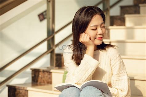계단에서 공부하는 여성 대학생 사진 무료 다운로드 Lovepik